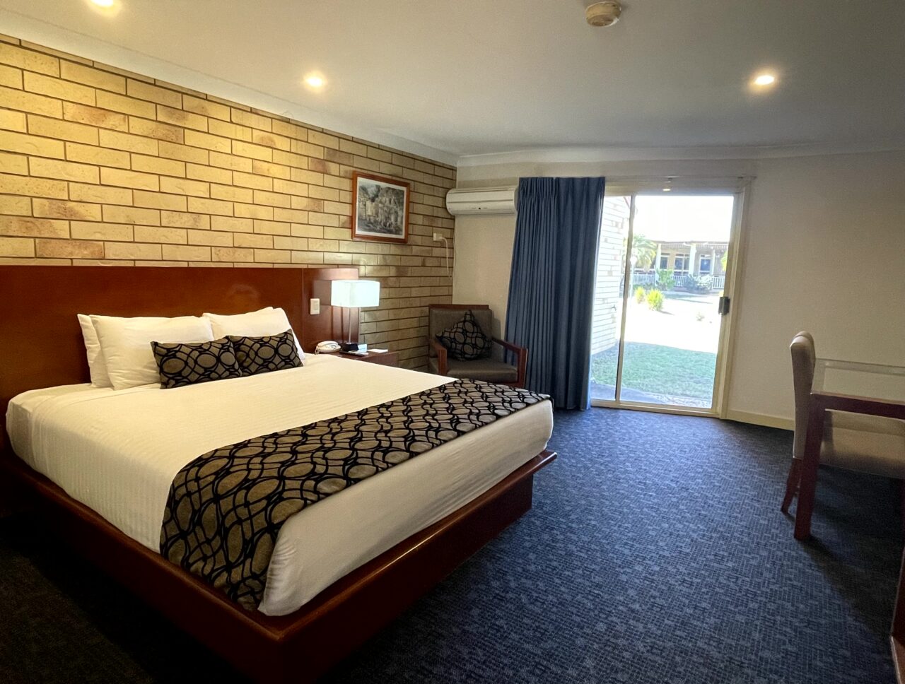 Western Heritage Motor Inn Gallery: photos of our Moranbah Motel